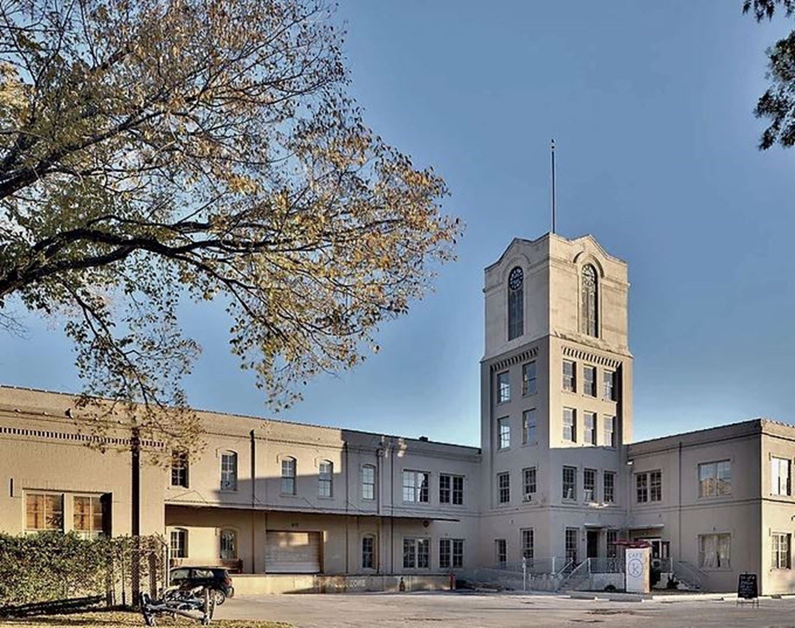 Radom Building Rental Community Adjacent to Houston Landmark